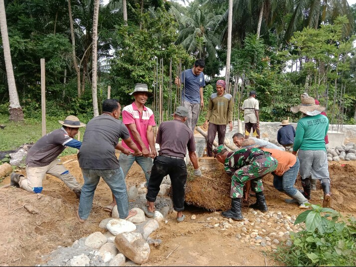 Babinsa Dan Warga Gotong Royong Bersama Bangun Balai Pengajian ... Babinsa Dan Warga Gotong Royong Bersama Bangun Balai Pengajian ...